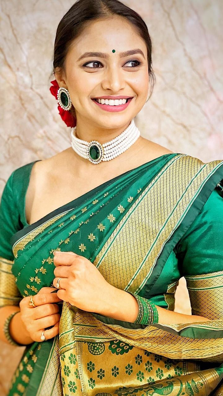 हिरव्या रंगाच्या साडीत सुंदर दिसते ना सायली? Sayali Deodhar