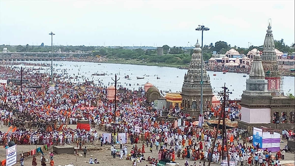 Ashadhi Ekadashi 2023 : पंढरी भक्तीरसात चिंब, जमला लाखो वैष्णवांचा मेळा ...