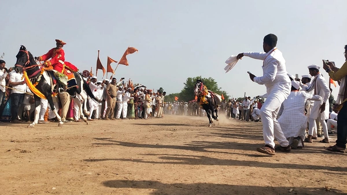 Ashadhi Wari 2023 : 'ज्ञानोबा तुकाराम' जयघोष, टाळ, मृदंगाचा गजरात ...