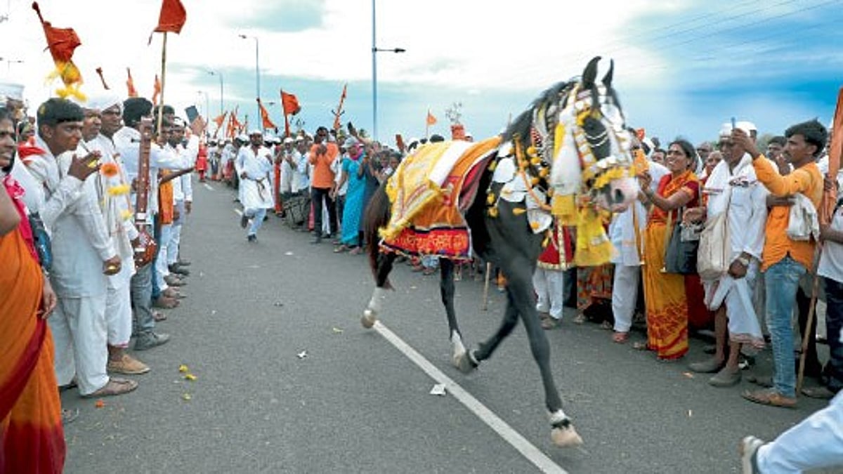 Ashadi Wari 2023 : वारीच्या वाटेवर परमोच्च आनंदोत्सव; उभे रिंगण ...