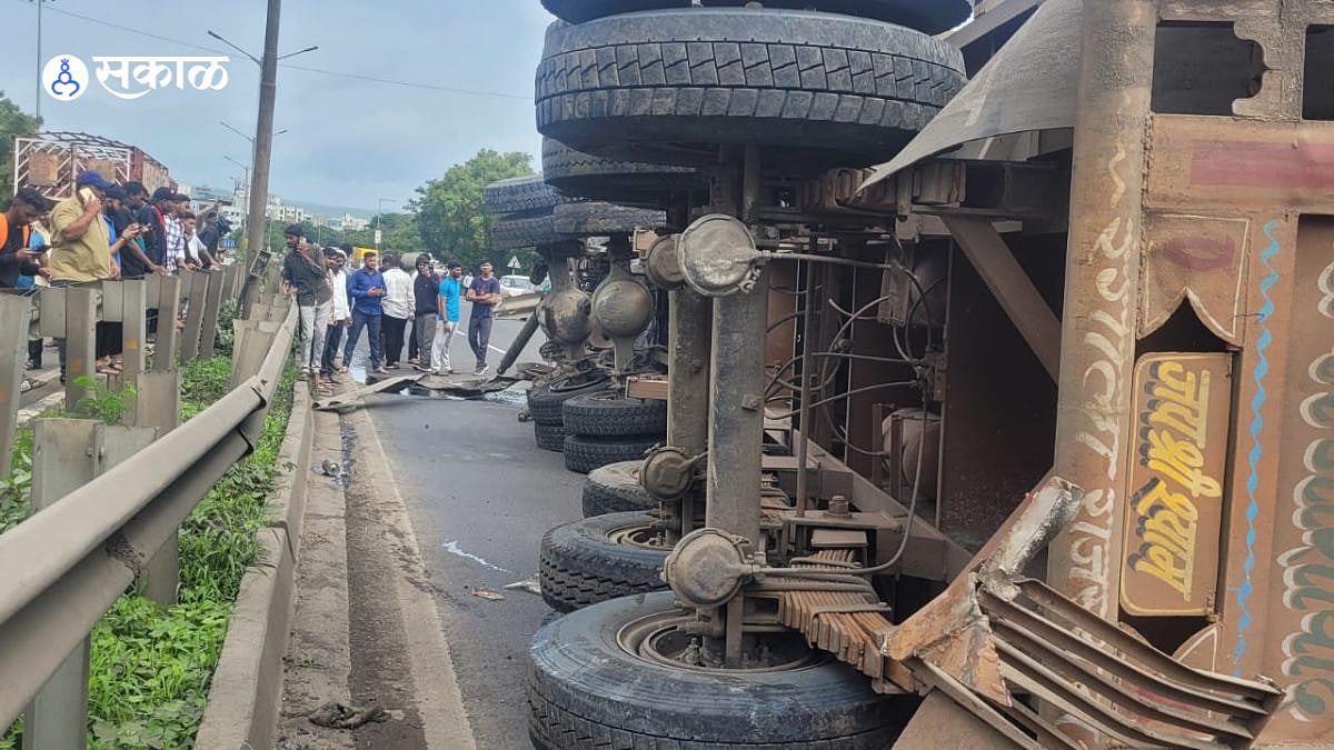 Navle Bridge Accident : नवले पुलाजवळ पुन्हा अपघात; दगडी कोळसा वाहून ...