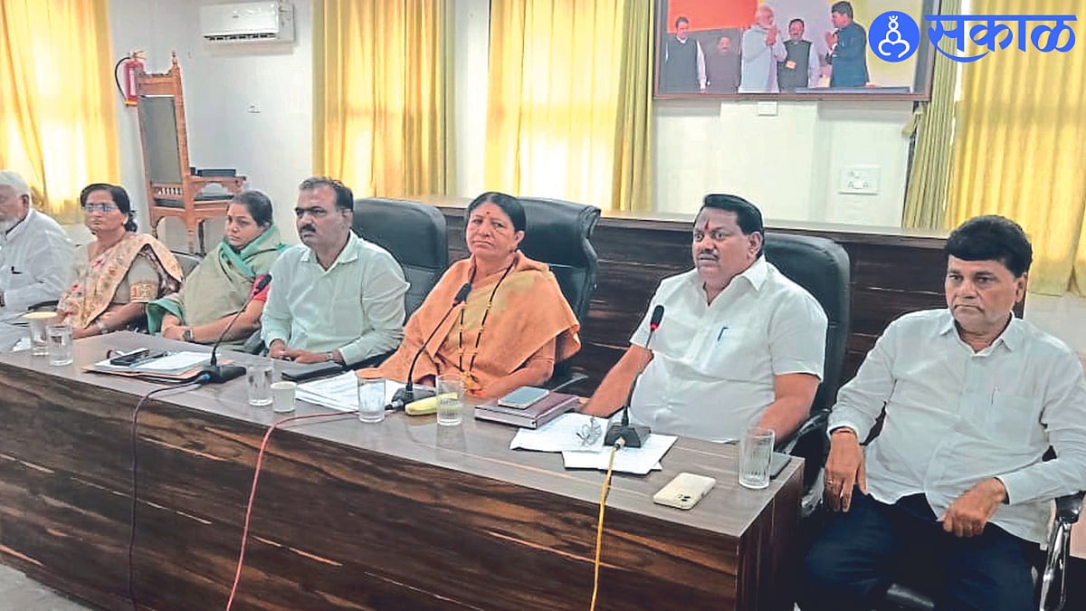 Dhule District Collector : दुर्घटना टाळण्यासाठी दक्ष राहावे ...