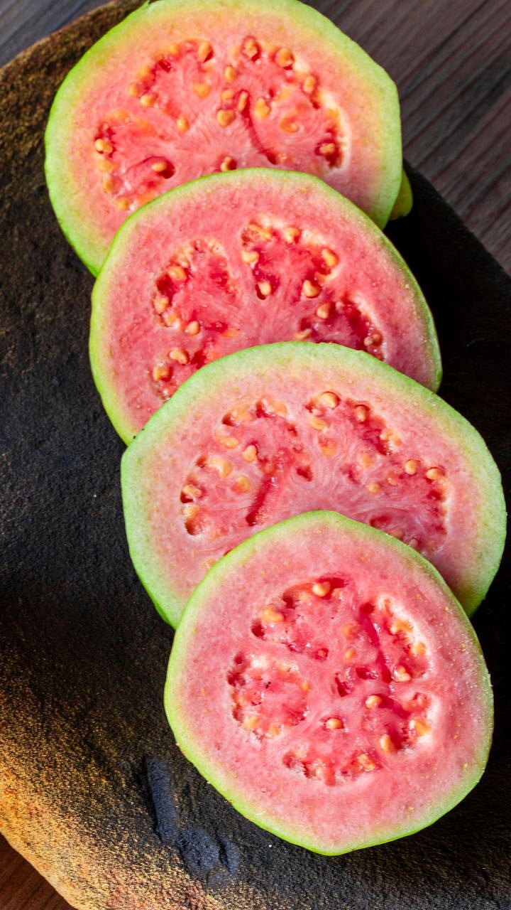 पांढऱ्या पेरूपेक्षाही जास्त हेल्दी आहे लाल पेरू, जाणून घ्या