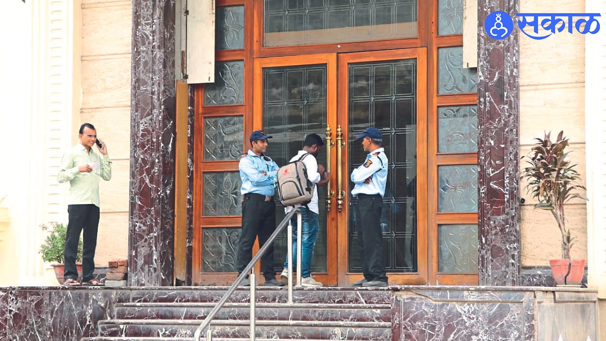 Jalgaon Raid News : वाहनांच्या ताफ्यासह 40 अधिकाऱ्यांचा फौजफाटा; समन्स ...