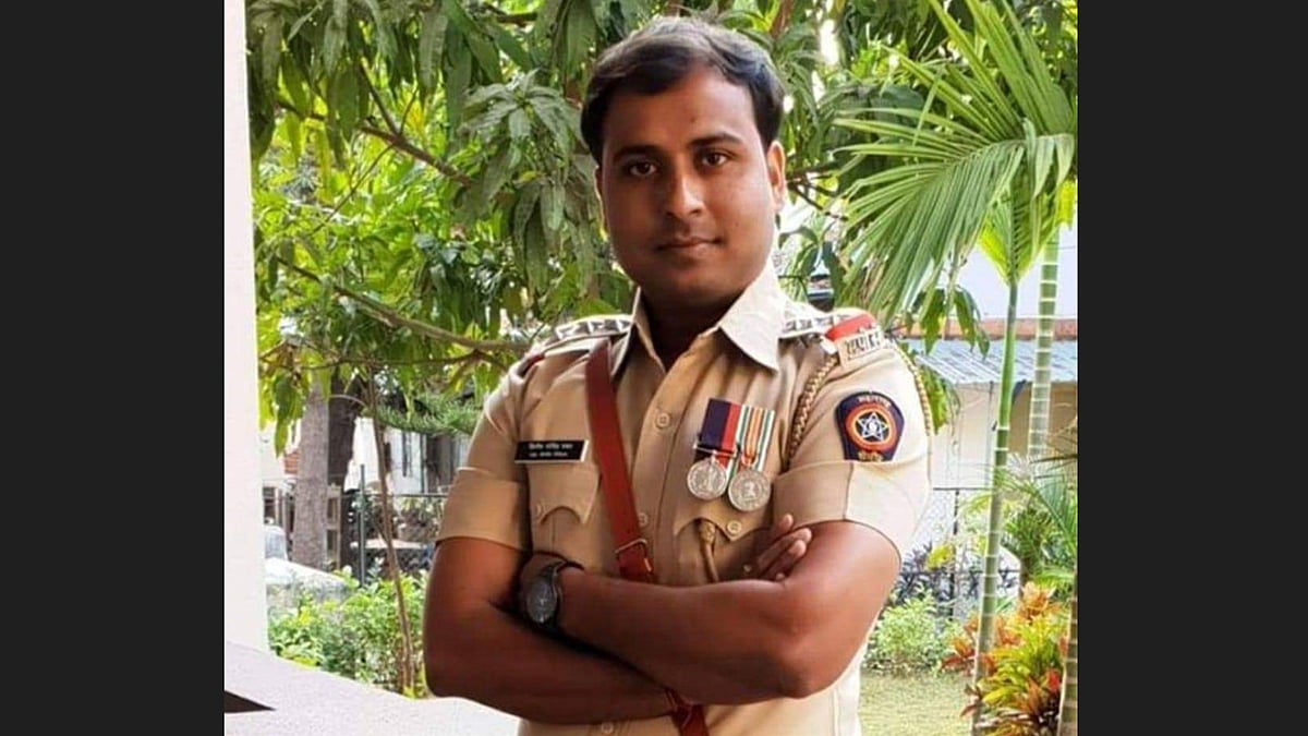 Mohol News : सहाय्यक पोलीस निरीक्षक दिलीप पवार यांना 'ग्रीन वर्ल्ड ...