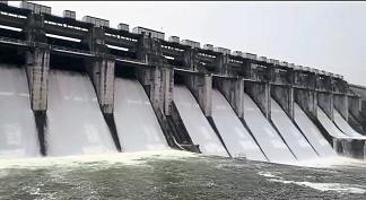 मुळा धरणाचे दहा दरवाजे उघडले | Sakal