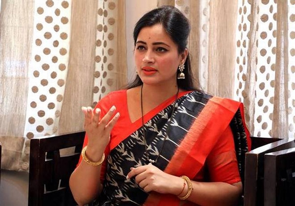 Navneet Rana: "दम असेल तर माझ्याविरोधात लढा"; नवनीत राणा लढवणार मुंबई ...