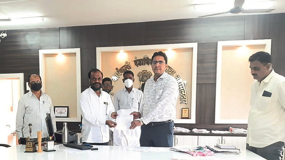 चरण तलाठ्याची बदली न केल्यास तलाठी कार्यालयाला टाळे | Sakal