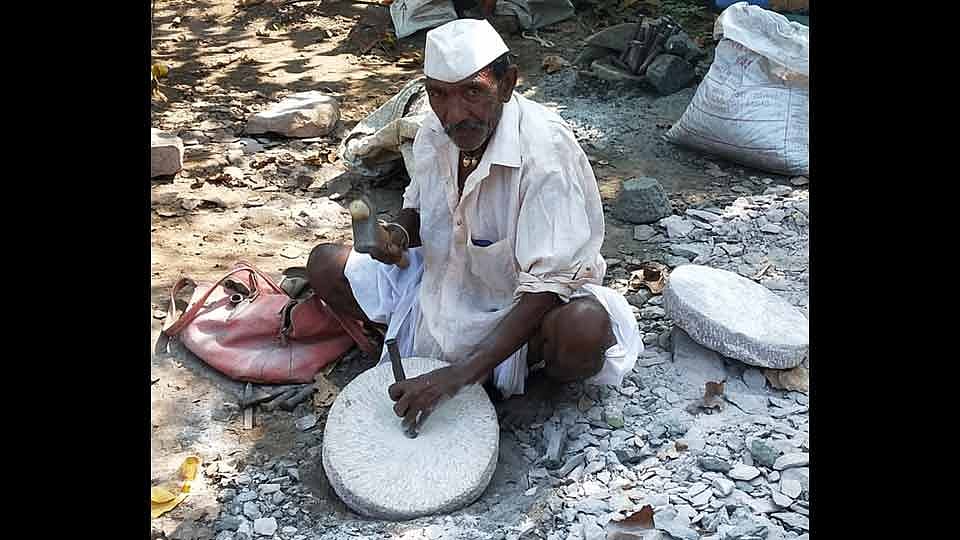 मिक्सर आणि ग्राइंडरच्या युगात पाटा-वरवंटा, जाते बनविण्याचा पारंपरिक ...