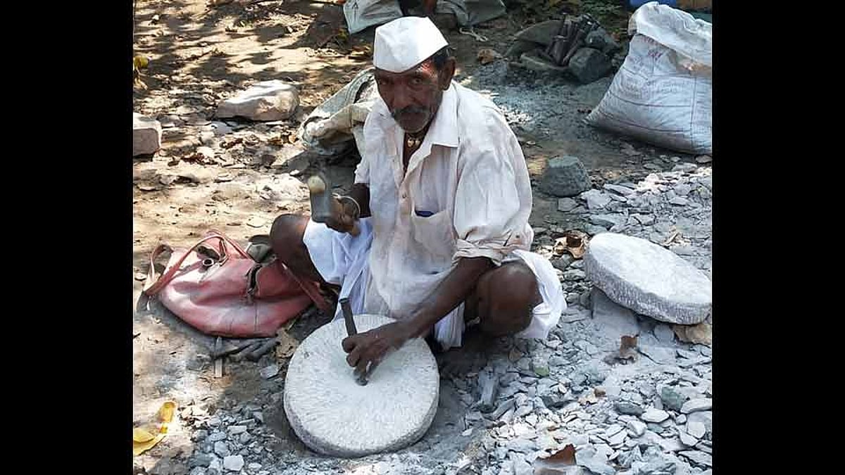 मिक्सर आणि ग्राइंडरच्या युगात पाटा-वरवंटा, जाते बनविण्याचा पारंपरिक ...
