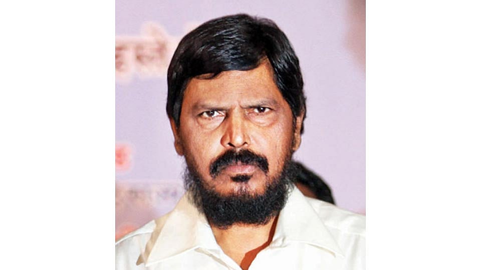 esakal | ‘रिपाइं’ला हवे स्वतंत्र चिन्ह - आठवले