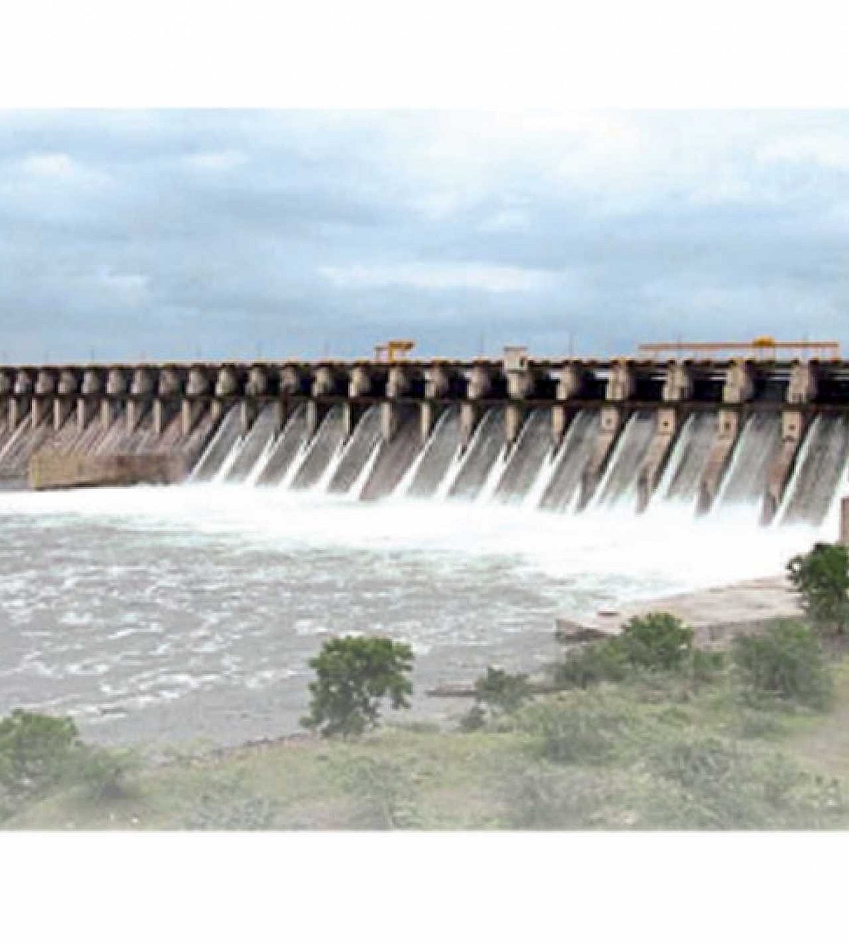 "उजनी'तून सोडले भीमा नदीमध्ये 31 हजार 600 क्‍सुसेकने पाणी | Sakal