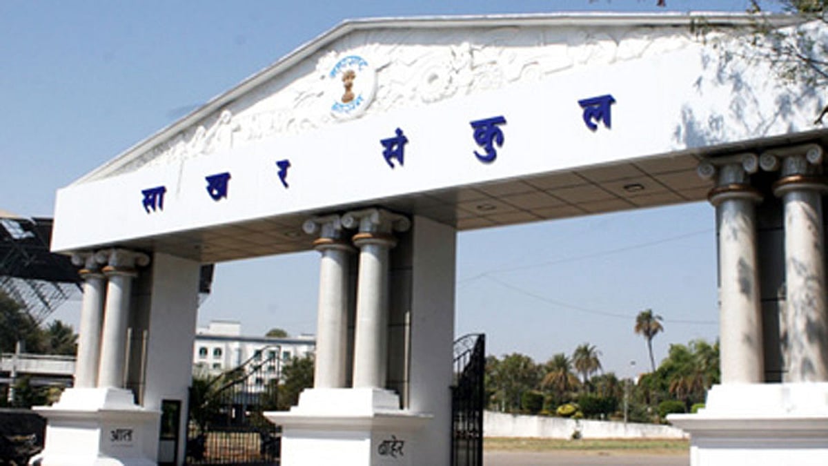 अटल अर्थ सहाय्य योजनेपासून वंचित शेतकरी जमले साखर संकुलमध्ये | Sakal