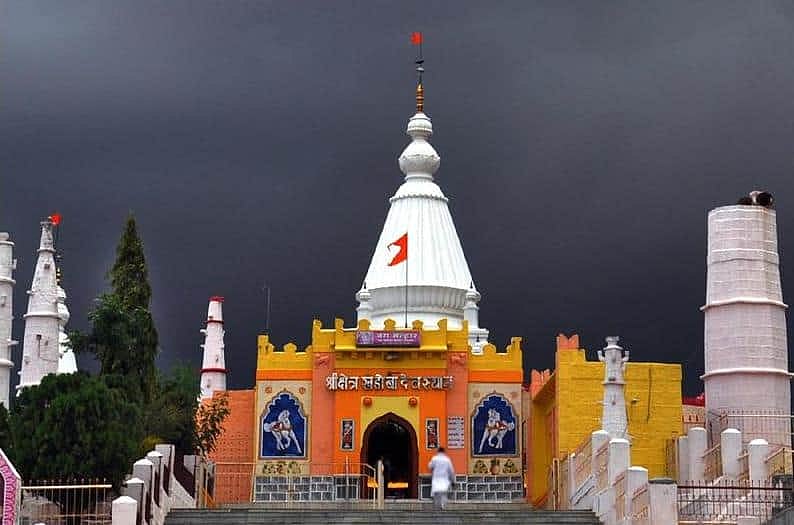 खंडोबा मंदिरातील चांदीच्या पादुका चोरीला... सीसीटीव्हीमध्ये चोरटे कैद ...