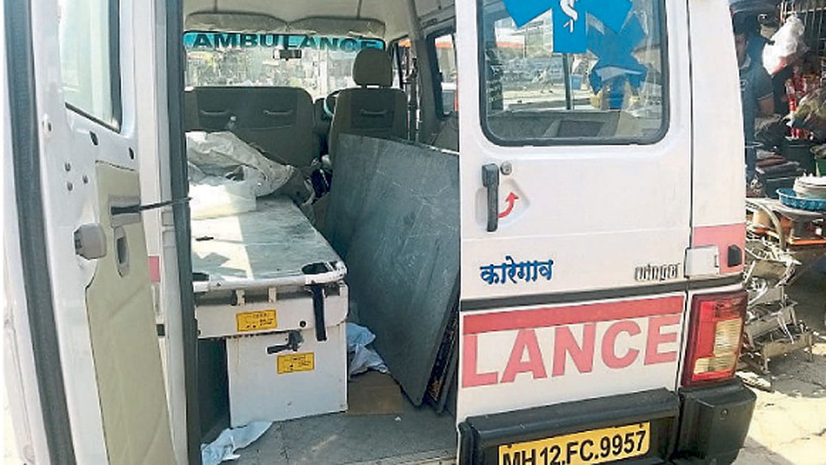 कोनशिला वाहून नेण्यासाठी रुग्णवाहिकेचा वापर | Sakal