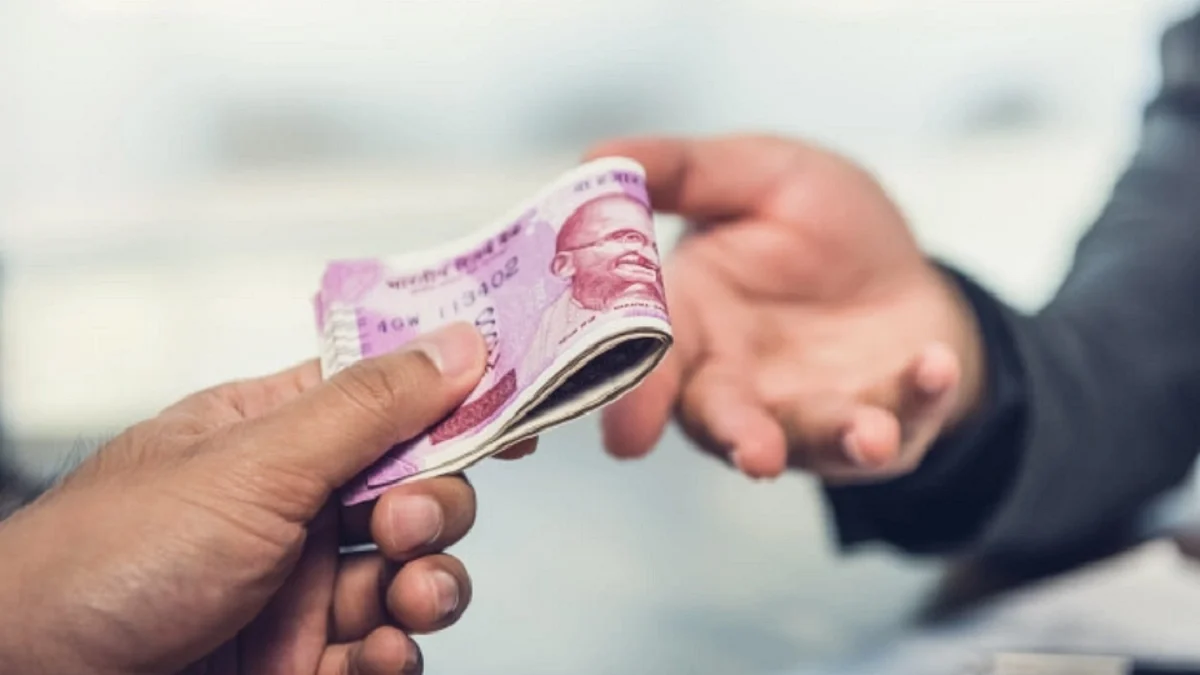 पाच हजारांचा लाच घेताना कृषी अधिकाऱ्यास रंगेहाथ पकडले Nashik Sakal