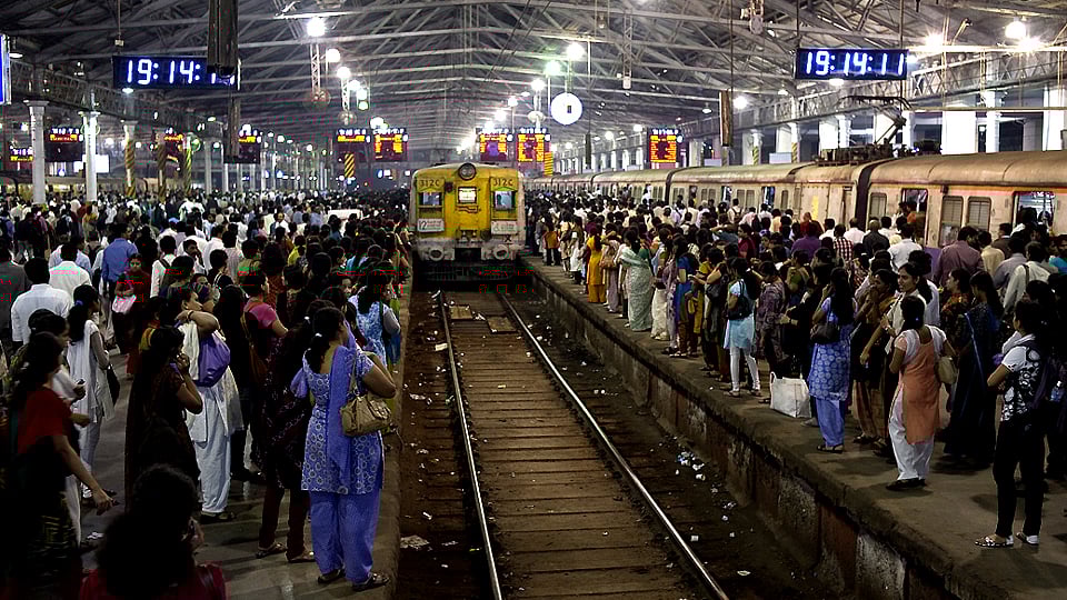 लोकलमधील "आवाज' डेंजर | Sakal