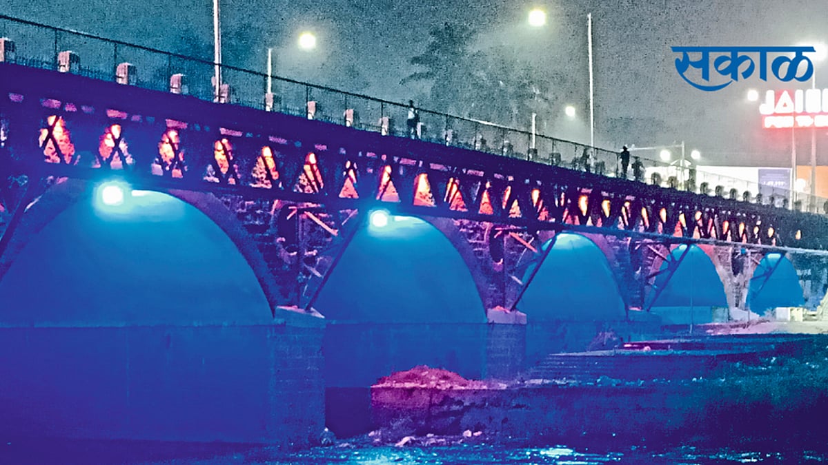 पुण्यातील तीन पुलांना केलेल्या रोषणाईचे उद्‌घाटन | Sakal