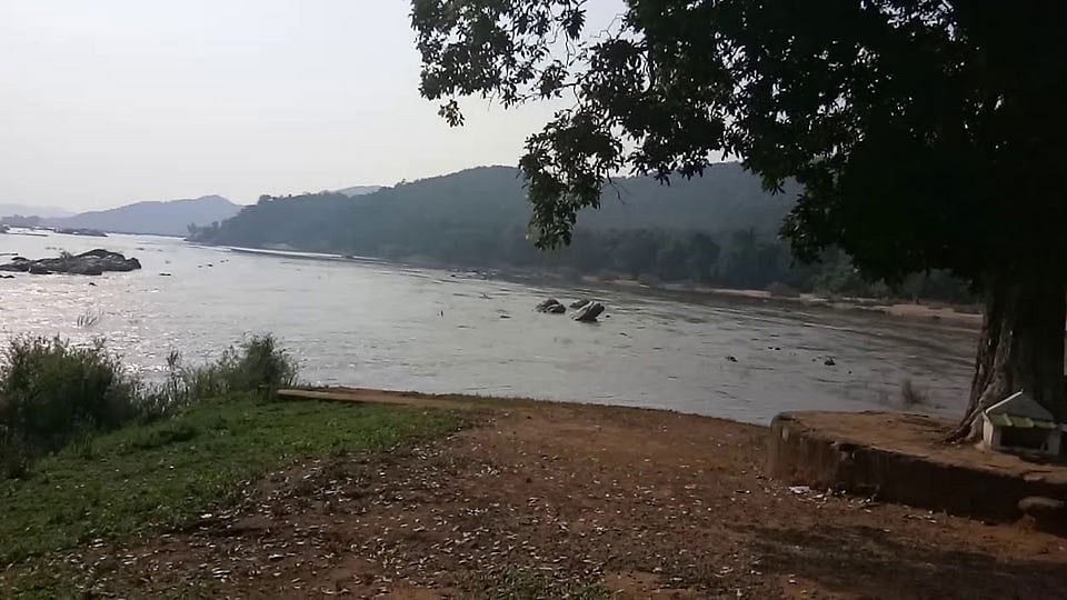 पूरग्रस्त भामरागड तालुक्याला मदतीचा हात...! | Sakal