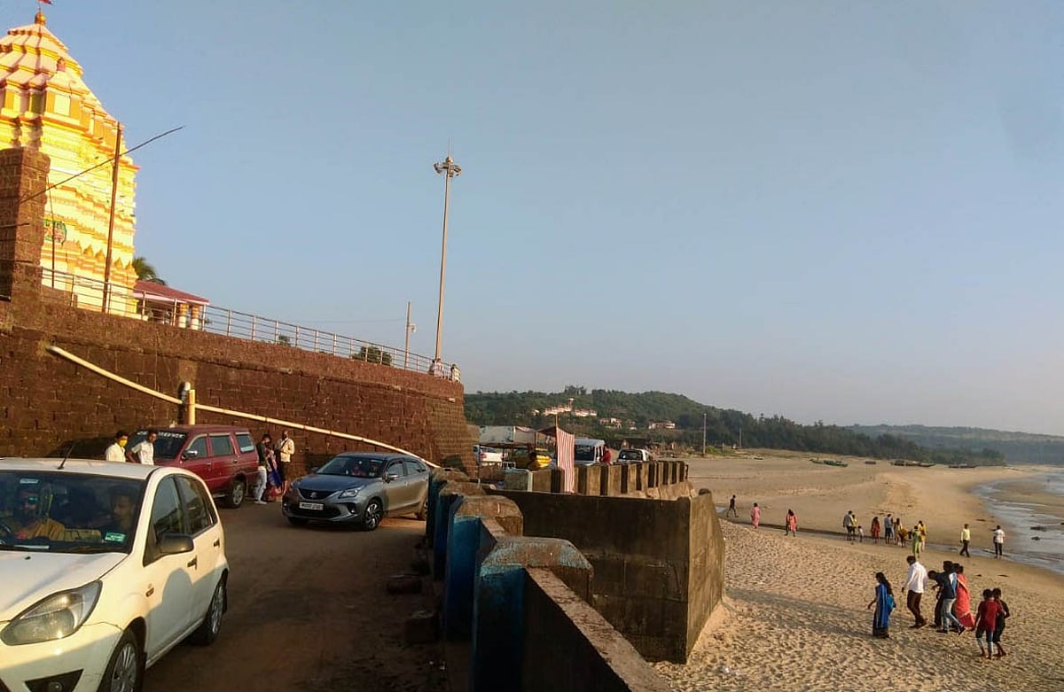 सलग सुट्यांमुळे देवगडात पर्यटन बहरले | Sakal