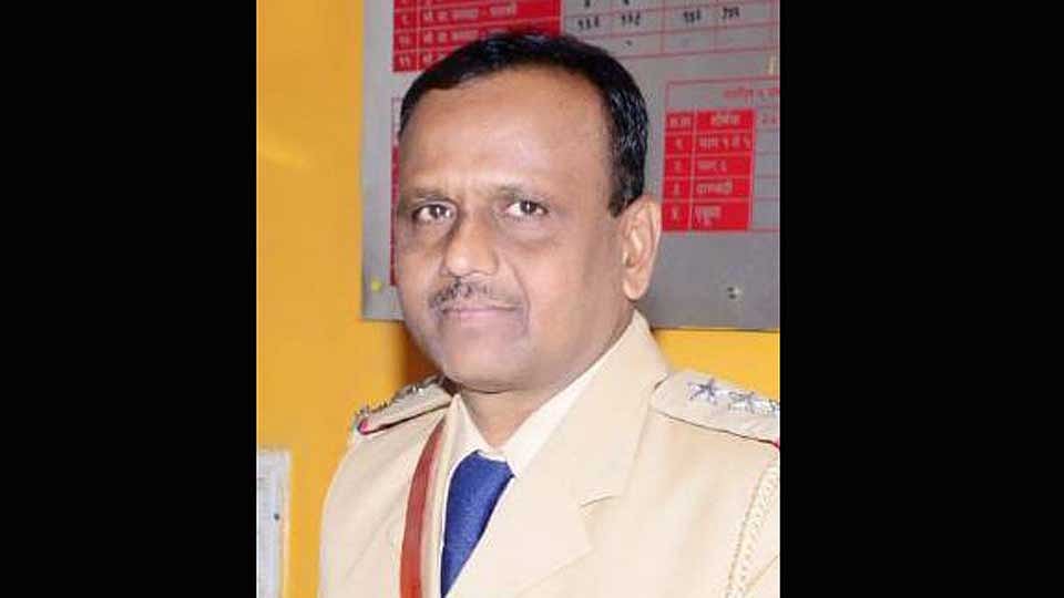 मोहोळचे पोलिस निरीक्षक सूर्यकांत कोकणेंना पोलिस महासंचालक सन्मान पदक ...