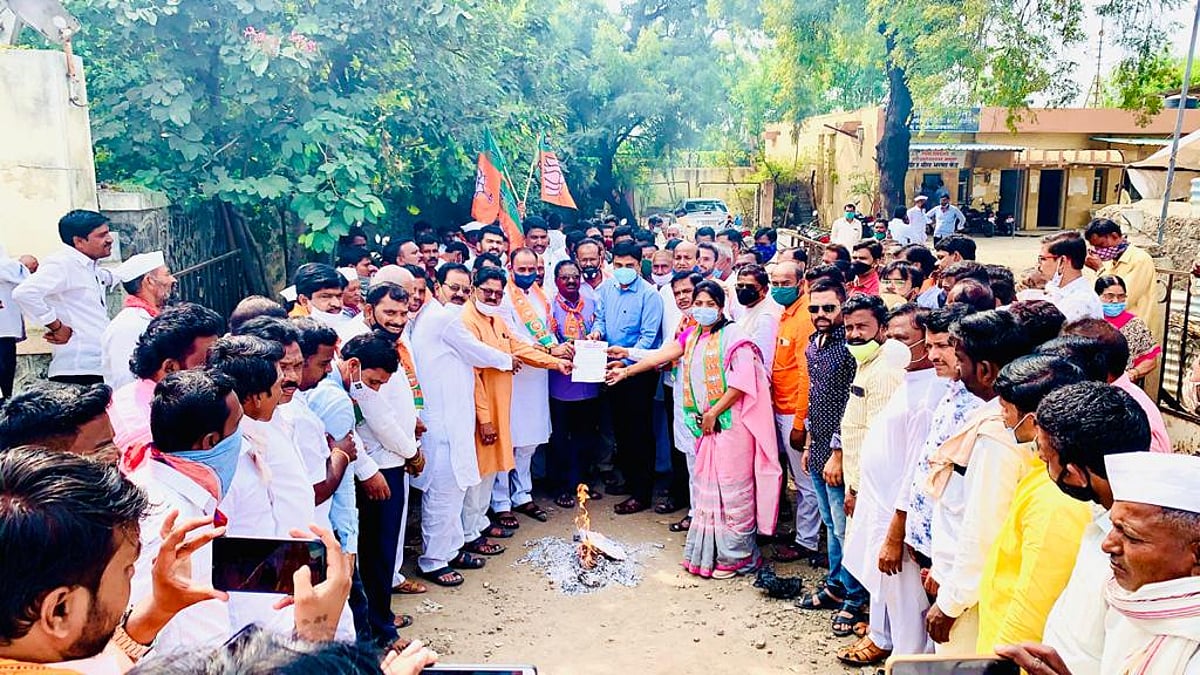 वीजबिल सवलतीसाठी अक्कलकोट भाजपचा एल्गार ! | Sakal