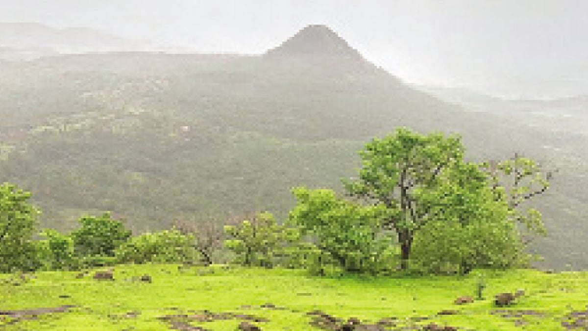 मंडणगड किल्ला बनलाय वीकएंड पर्यटनस्थळ | Sakal