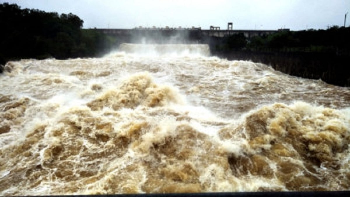 "चासकमान' दीडपट भरेल एवढा धरणातून विसर्ग | Sakal