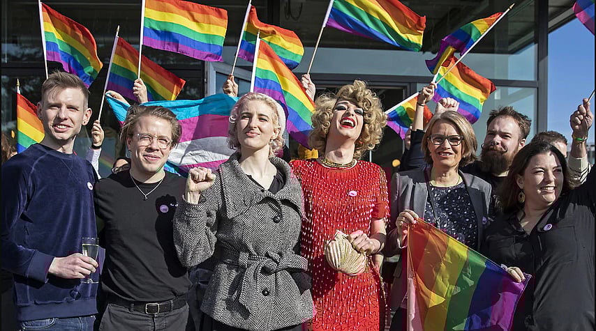 Mathias Reynard Marié - Mathias Reynard Photos Facebook / Sa biographie ...