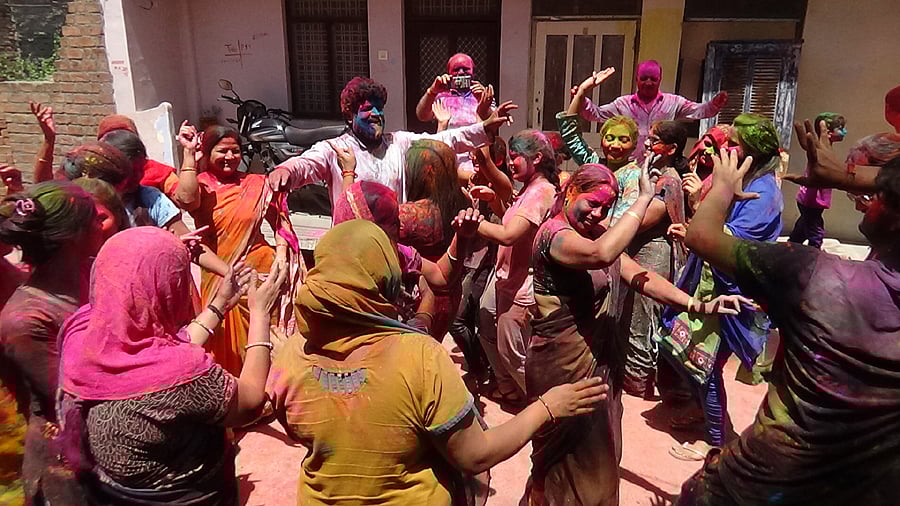 Indore's colourful tradition of Rang Panchami transcends class barriers