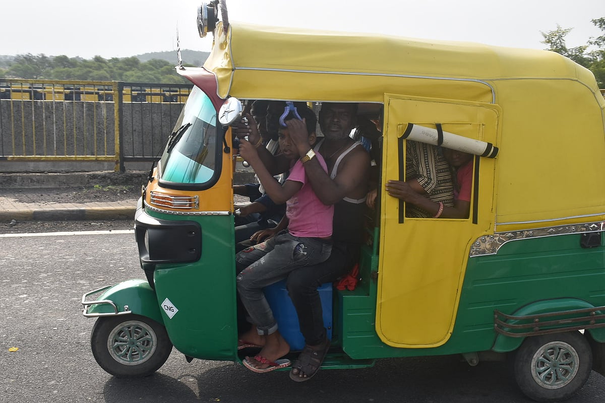 Ratlam: 28 passengers stuffed in auto rickshaw