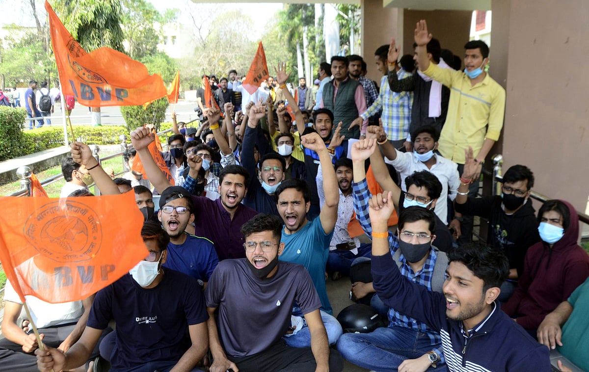 Bhopal: B.Tech final year students stage sit-in on MANIT campus