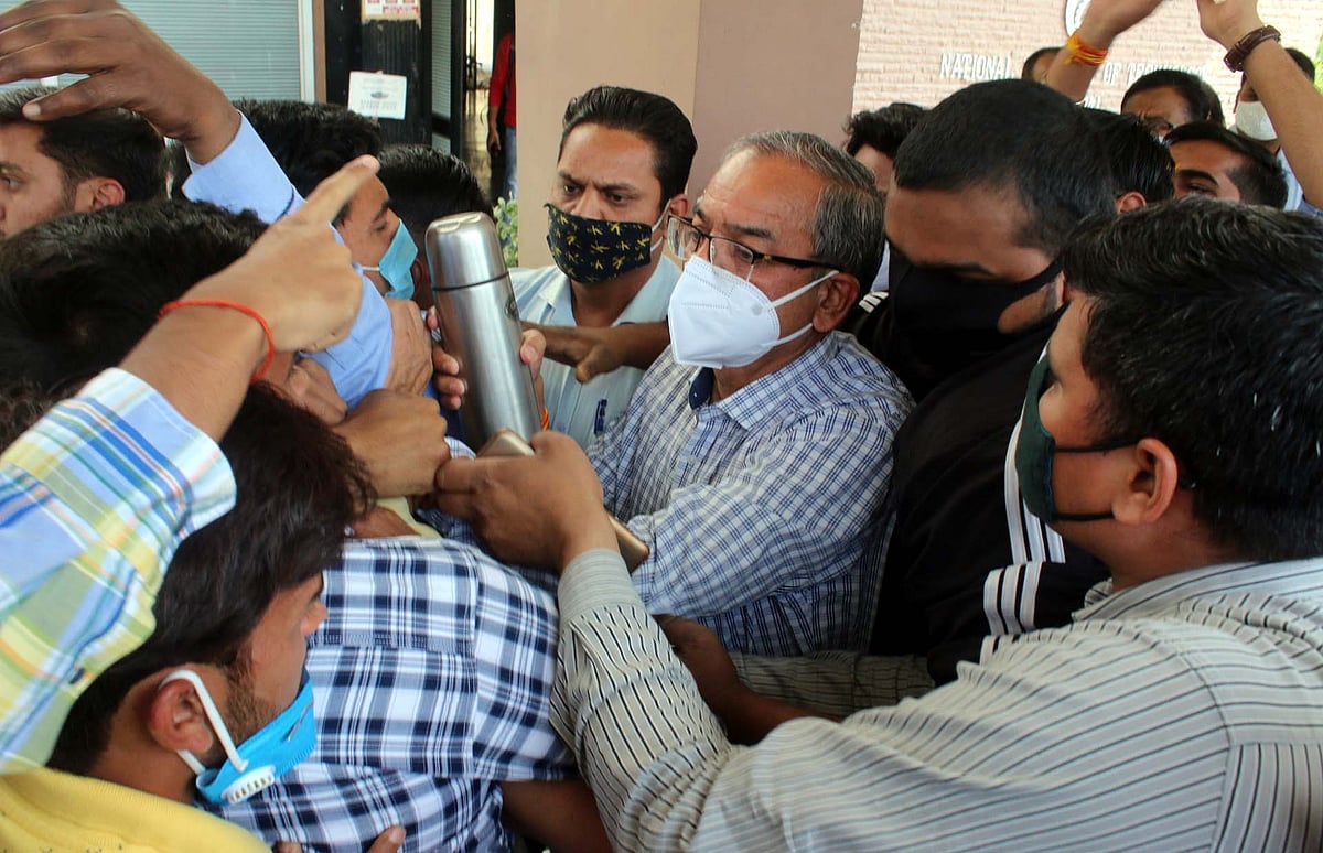 Bhopal: B.Tech final year students stage sit-in on MANIT campus