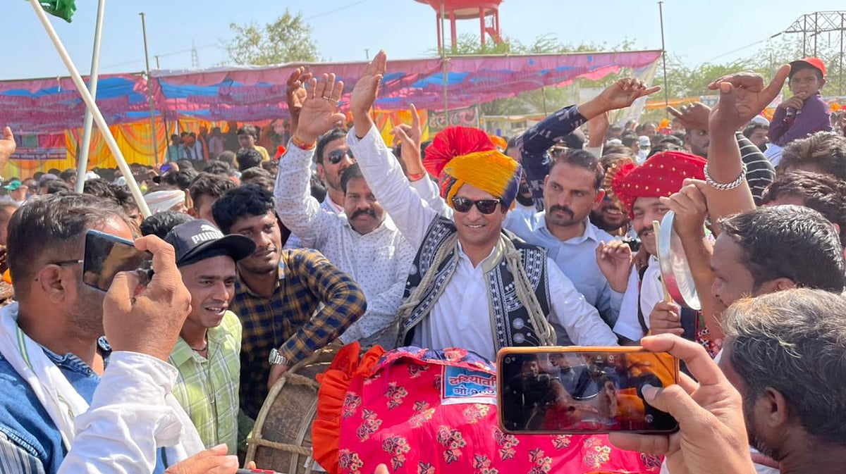 Kukshi: Congress takes out gair at Bhagoriya festival