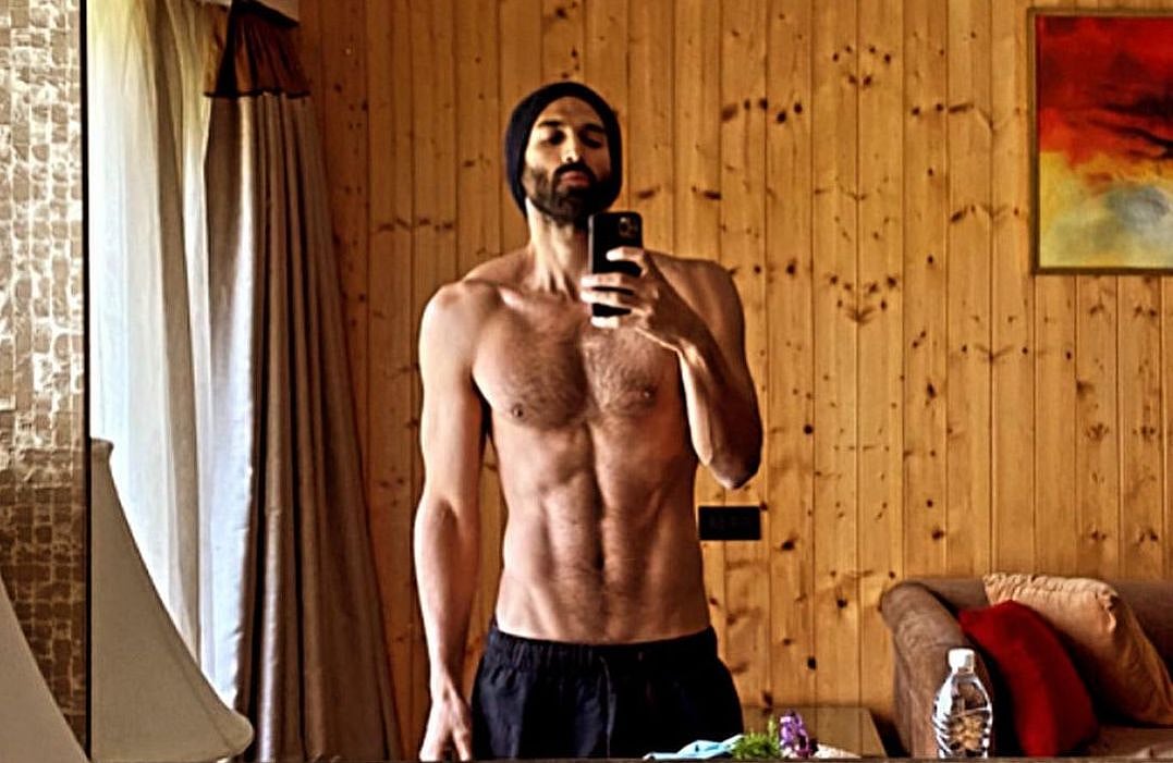Shirtless Aditya Roy Kapur flaunts his ripped body in a sexy mirror selfie
