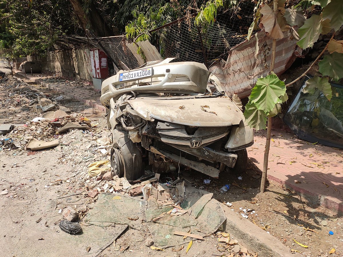 Mumbai Police removed 358 'khatara' vehicles blocking roads, on Thursday