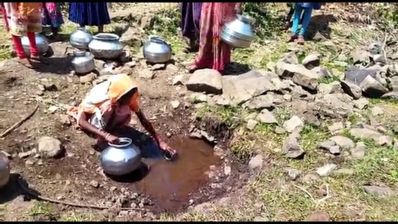 Sendhwa: Women, kids walk miles, waste half their day for a few litres ...