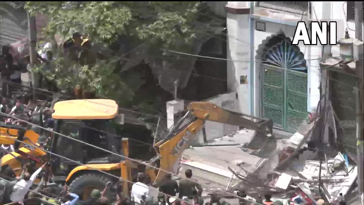 Jahangirpuri demolition: Bulldozers raze down structure near mosque in ...