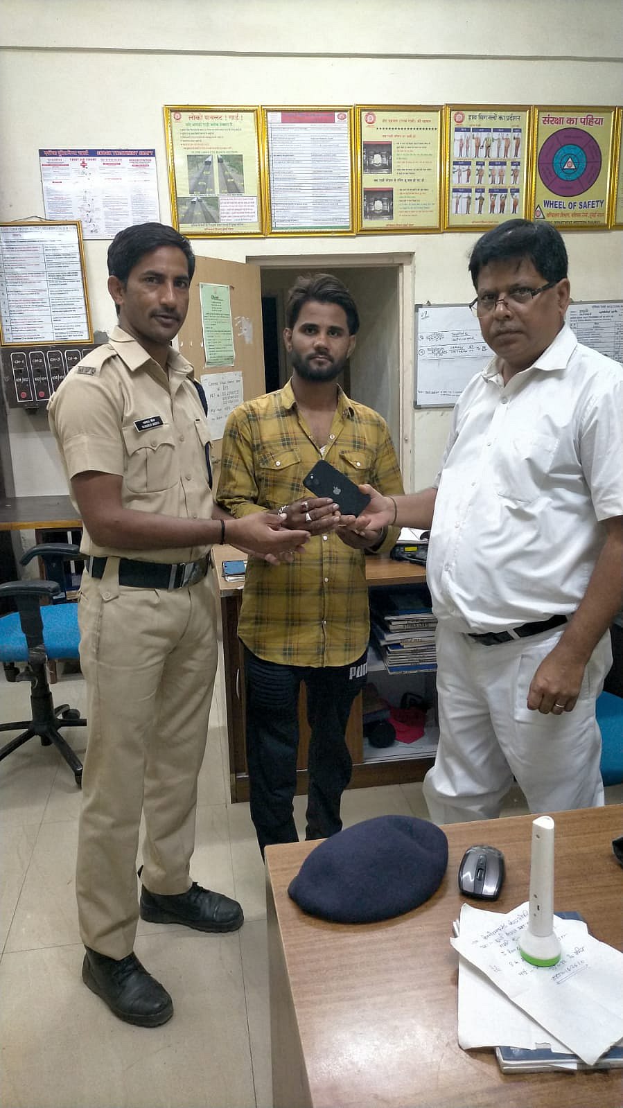 Mumbai: RPF constable of Western railway walks over 4 kilometres on ...