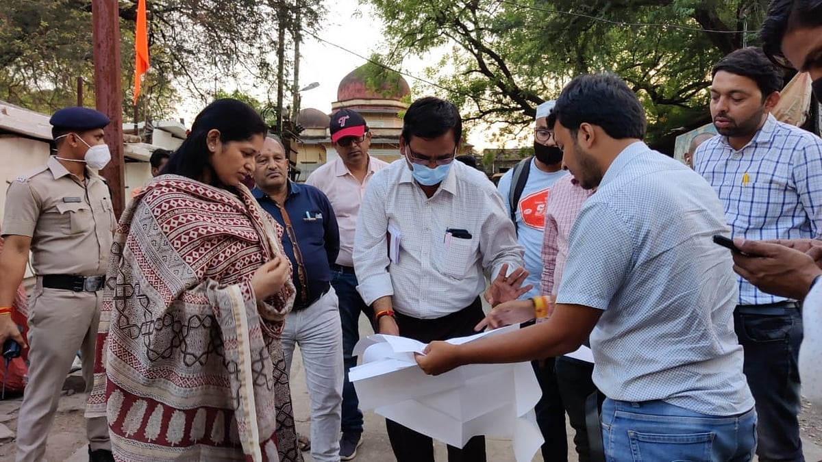 Indore: Municipal commissioner takes review meeting on road construction