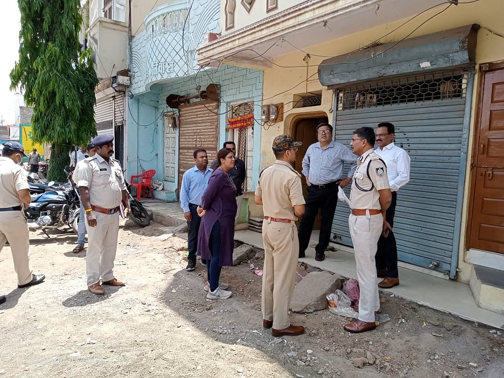 Sendhwa: Divisional Commissioner, IG inspects violence-hit areas