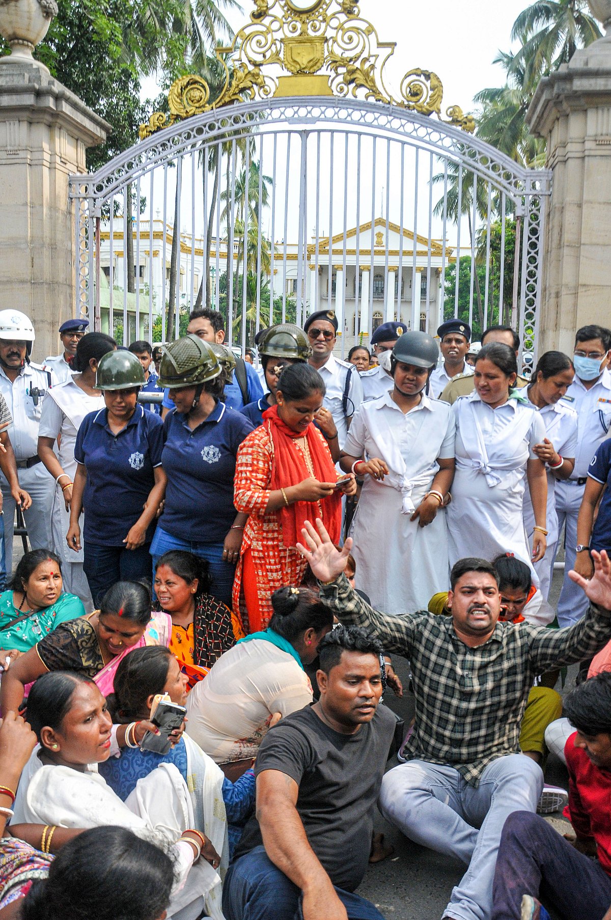 Kolkata: Congress workers clash with police during protest against ...