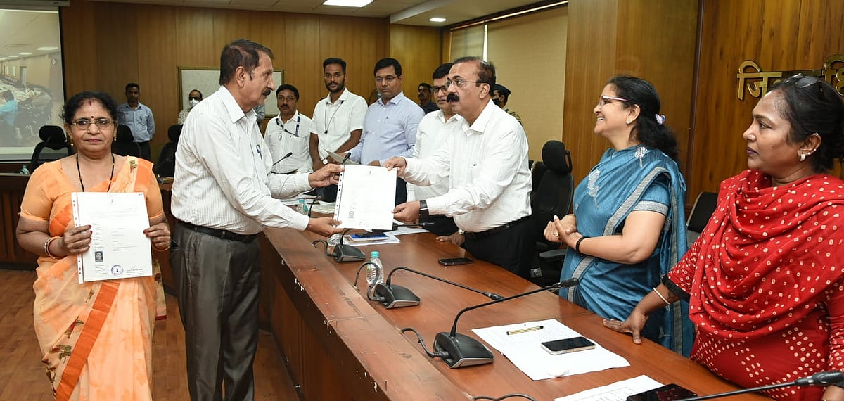 Thane district collector distributes Indian citizenship to 92 people in ...