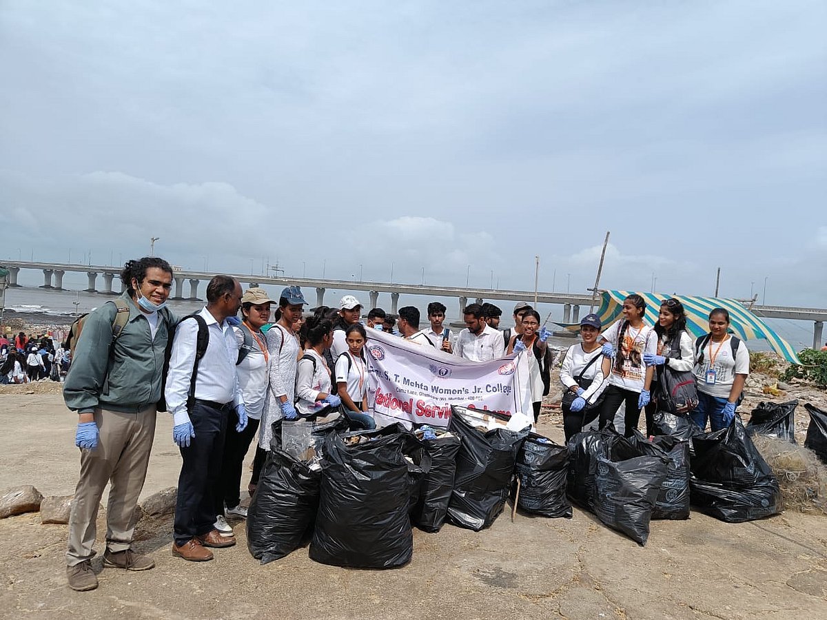Mumbai: Over 1,000 NSS students begin clean-up drive celebrating ...