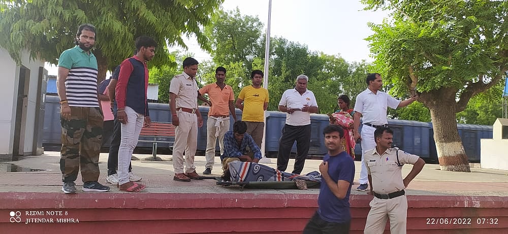 Shamgarh: Woman delivers child on tracks after deboarding the train