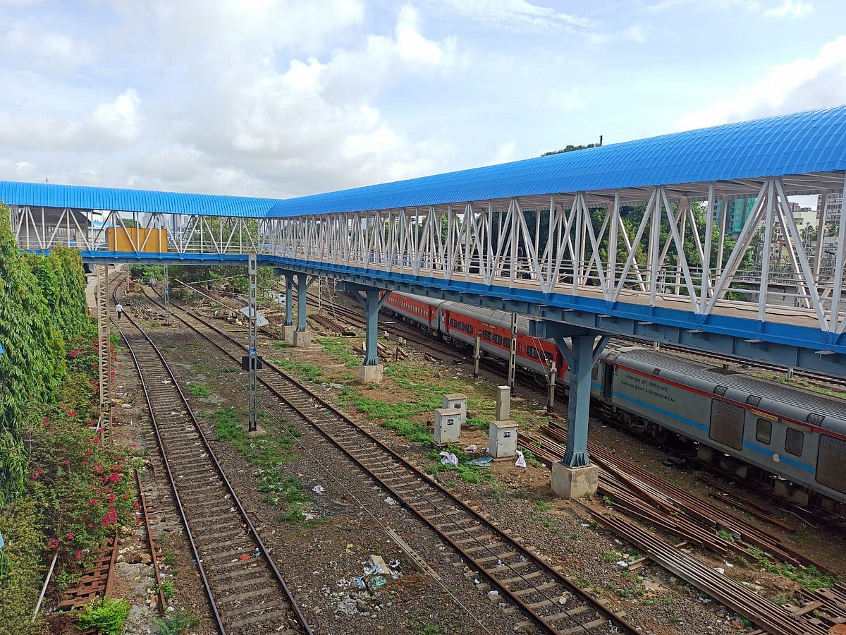 Mumbai: Western Railway commissions new Skywalk connecting Bandra ...
