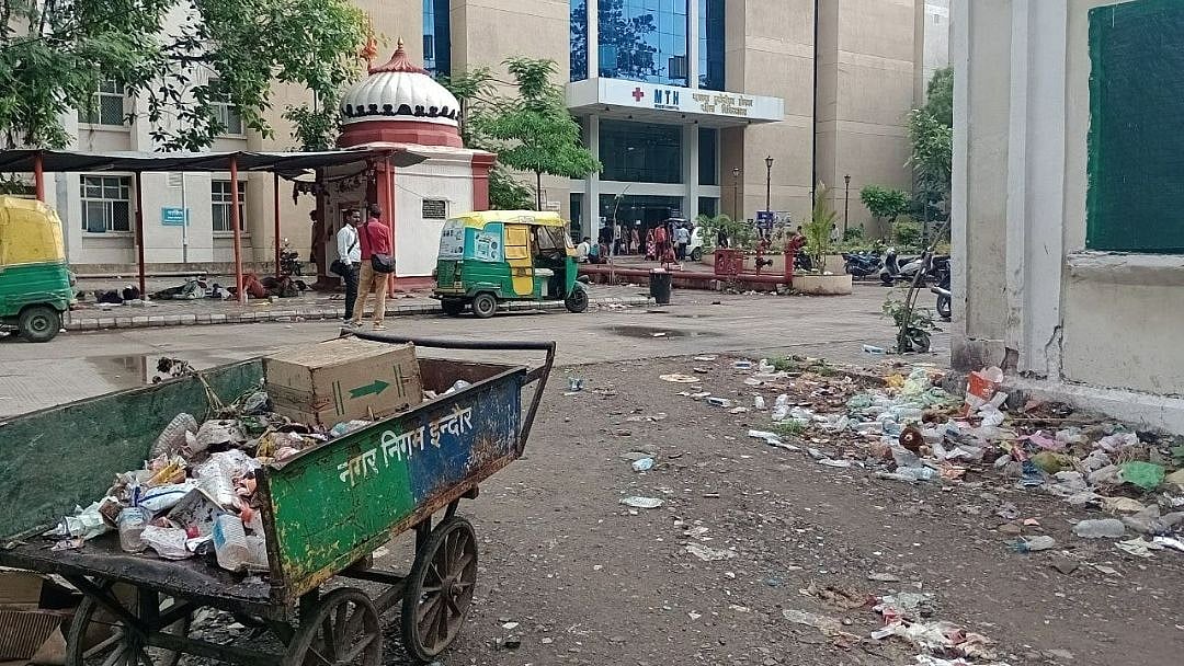 Indore: Garbage spread around hospital campus in city