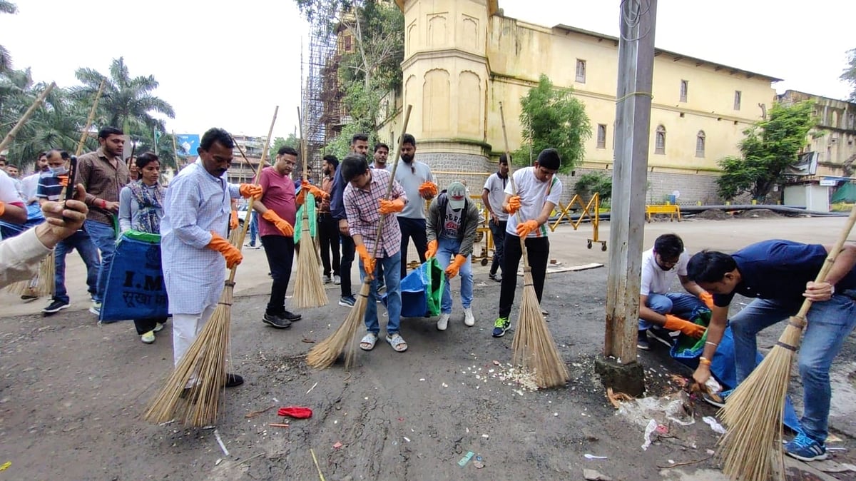 Indore: Minister, Mayor, citizens clean city as sweepers take day off