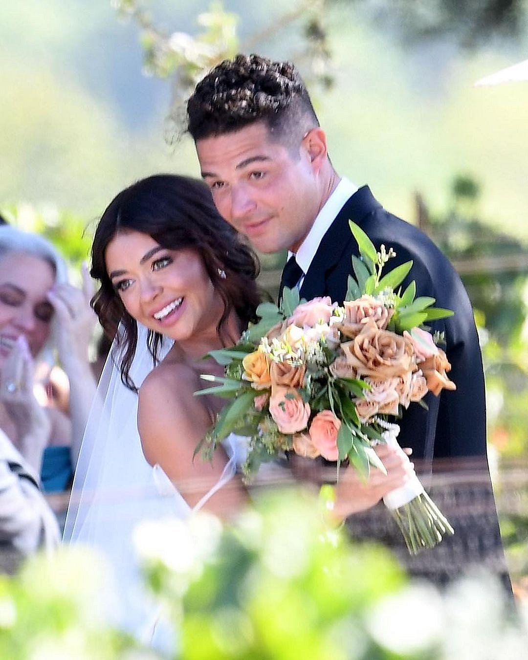 Pics: ‘Modern Family’ star Sarah Hyland marries Wells Adams