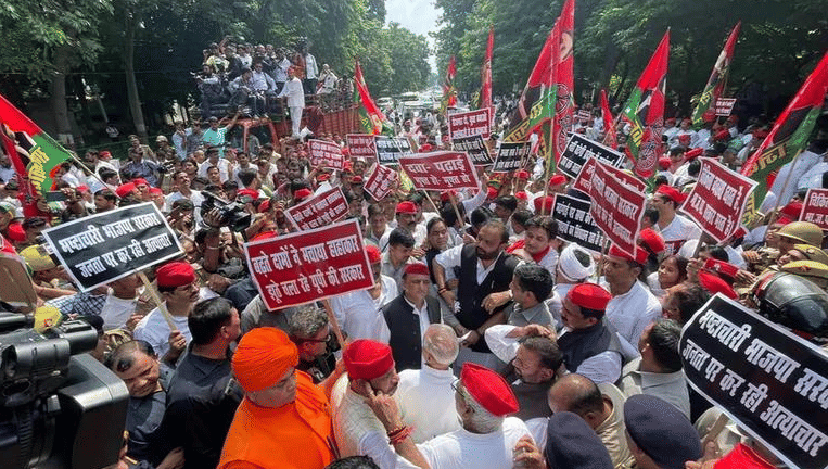 UP: SP march to UP Assembly stopped, party chief Akhilesh Yadav sits on ...